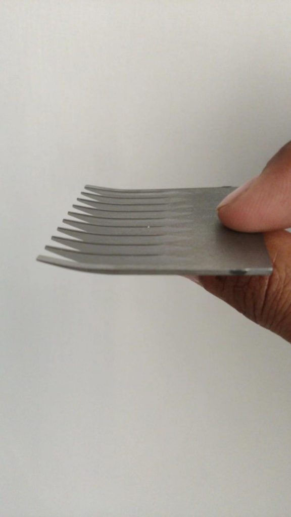 Bent pin vent trimmer knives for trimming tyre extra rubber flash