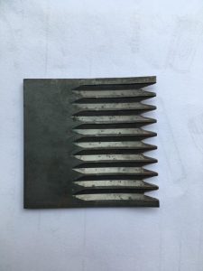 Bent pin vent trimmer knives for trimming tyre extra rubber flash